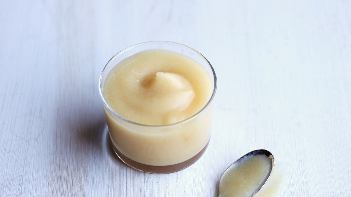 2-ingredient applesauce | pip & little blue